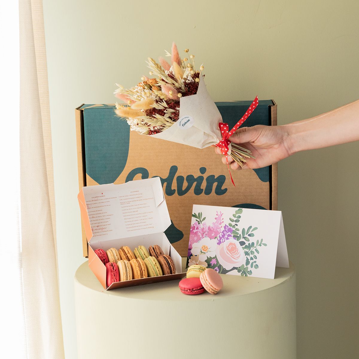 Pack San Valentín: Mini Ramo, Macarons y Tarjeta | Colvin España