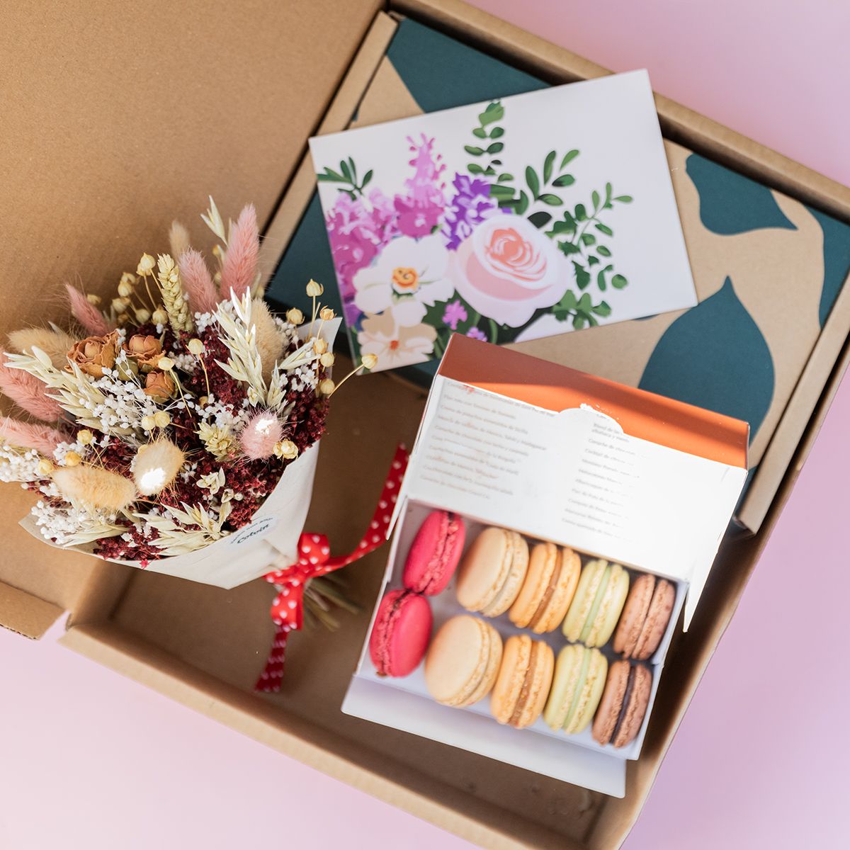 Pack San Valentín: Mini Ramo, Macarons y Tarjeta | Colvin España